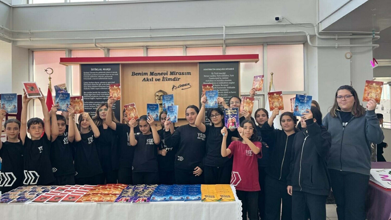 İzmir'de öğrenciler kendi kitaplarının yazarı oldu