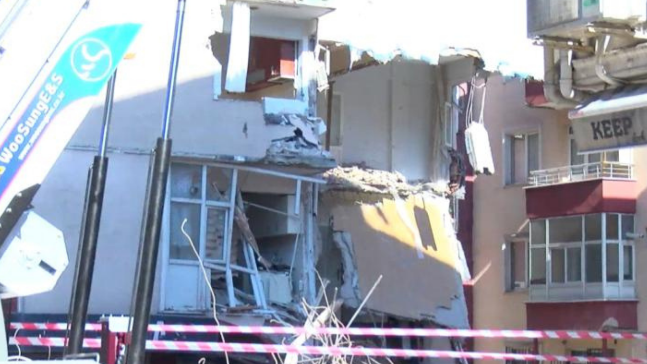 Güngören'de yıkım sırasında hasar gören 2 bina boşaltıldı