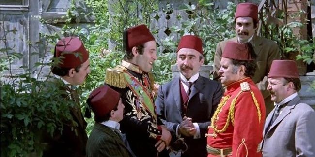 Tosun Paşa filmindeki inanılmaz ayrıntı! Kemal Sunal'ın arkasındaki ... Tosun Paşa filmindeki inanılmaz ayrıntı! Kemal Sunal'ın arkasındaki ...